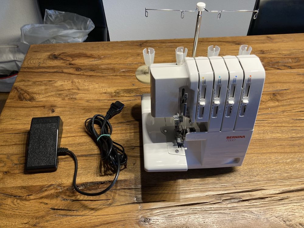 Bernina Overlookmaschine 700D (Gebraucht) in Zürich für CHF 275 – nur ...
