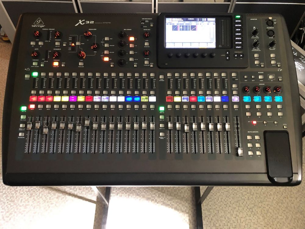 Behringer X32, Case, Stand, Talkback Mic, Light | Kaufen auf Ricardo