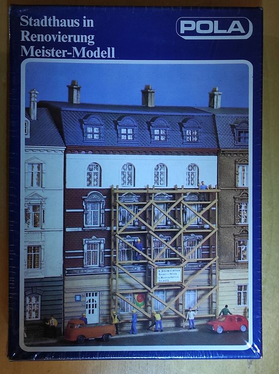 Stadthaus in Renovierung mit Gerüst, Bausatz, von Pola N (Neu und ...