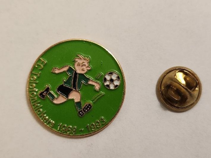Pin's Footballeur Vintage Années 90 (Gebraucht) in Territet für CHF 3 – mit Lieferung auf ...