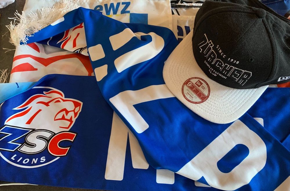 ZSC Cap inkl. Schal und Flagge (Gebraucht) in Bülach für CHF 10 – mit ...