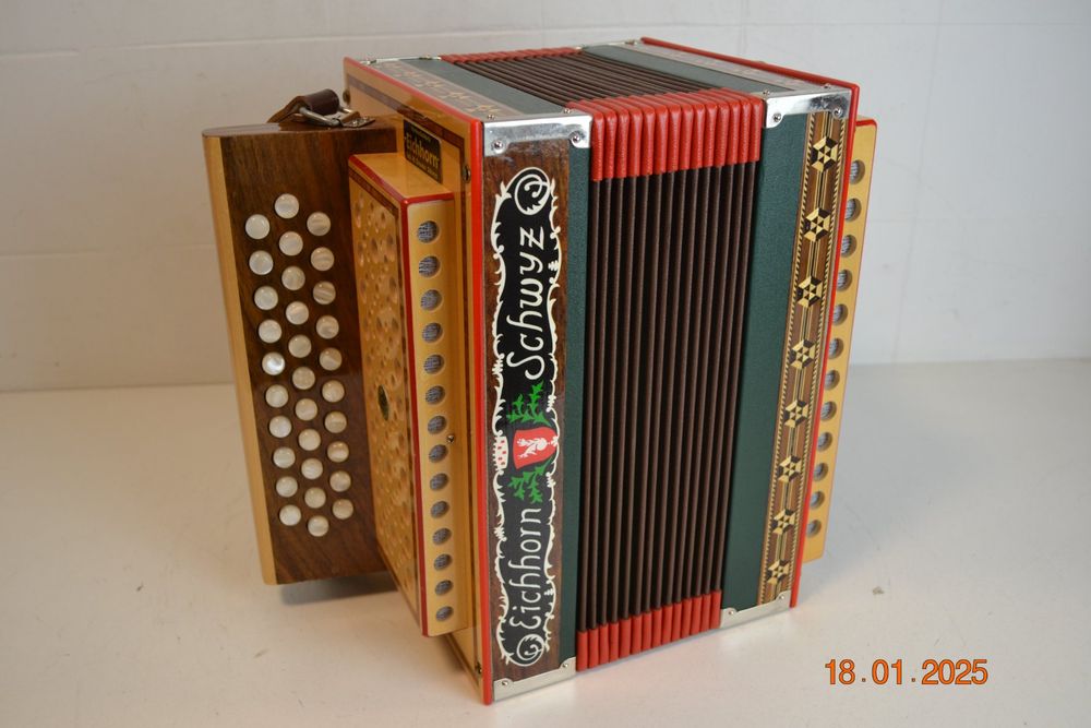Schwyzerörgeli Eichhorn 3 Chörig Ton B aus erster Hand (Gebraucht) in ...