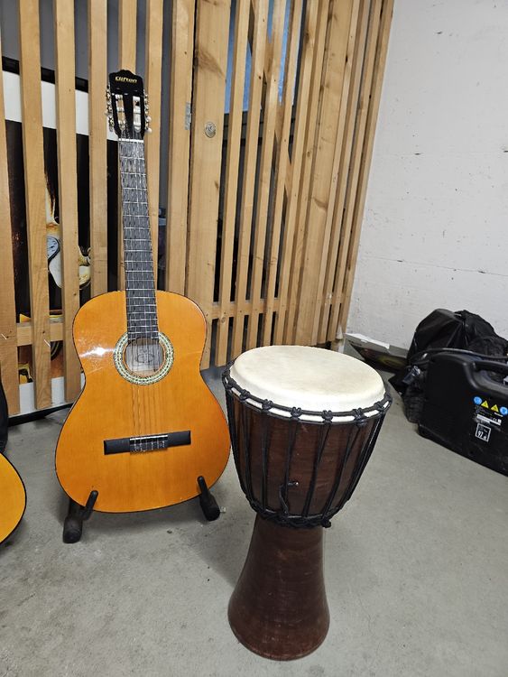 Guitar und Bongo drums | Kaufen auf Ricardo