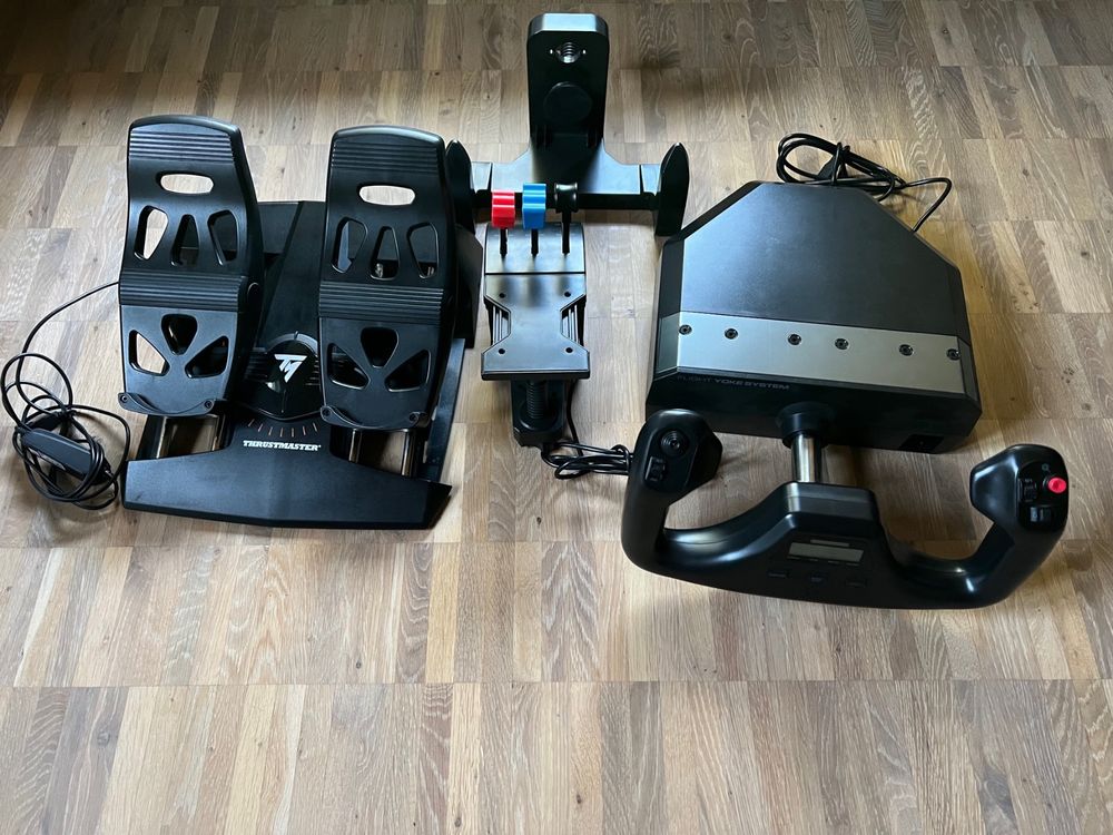 Logitech G Saitek Pro Flight Yoke & Thrustmaster Pedals (Gebraucht) in ...