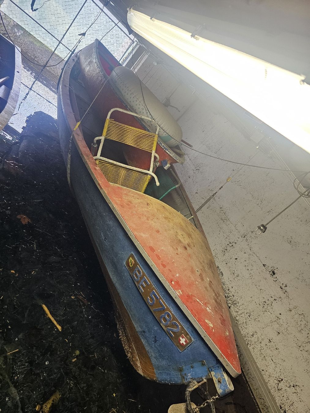 Boot ohne Motor mit kleinem Boot , Stuehlen..wie Foto (Gebraucht) in Wünnewil für CHF 1 – nur ...