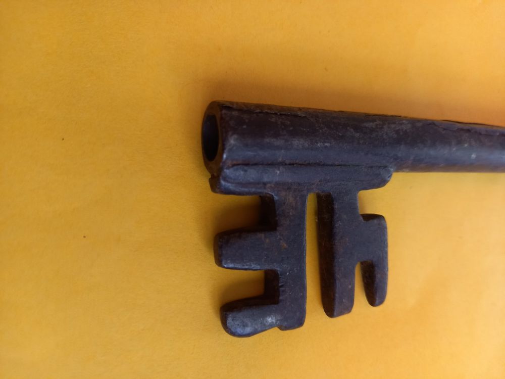 Clef ancienne en fer forgé (D'occasion) à Rossens FR pour CHF 30 – avec ...