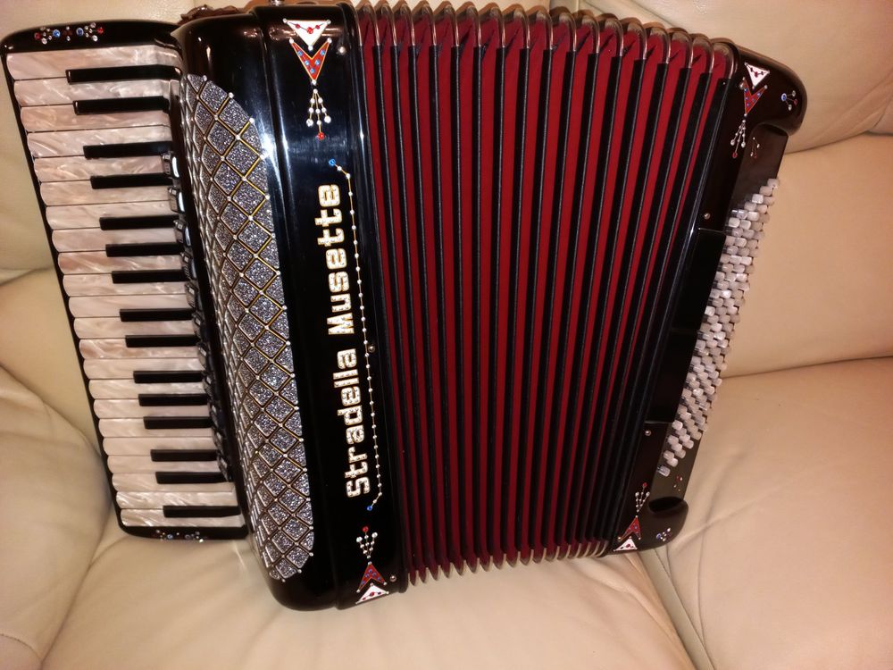 Akkordeon Stradella (Gebraucht) in Luzern für CHF 1500 – nur Abholung ...