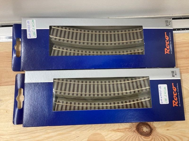 12 Stück Roco H0 61123 Gebogenes Gleis R3, 30° (Neu und originalverpackt) in Brislach für CHF 11 ...