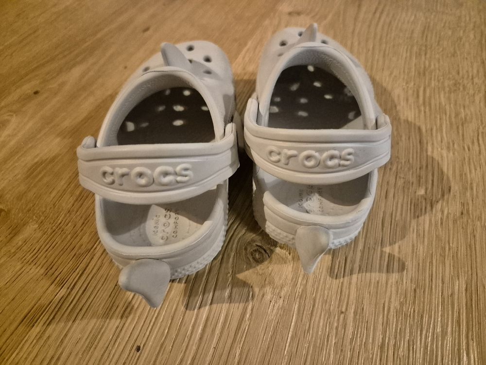 Coole Crocs Clogs🦈, Gr. 22/23 (US 6), hellgra (Gebraucht) in Sax für ...