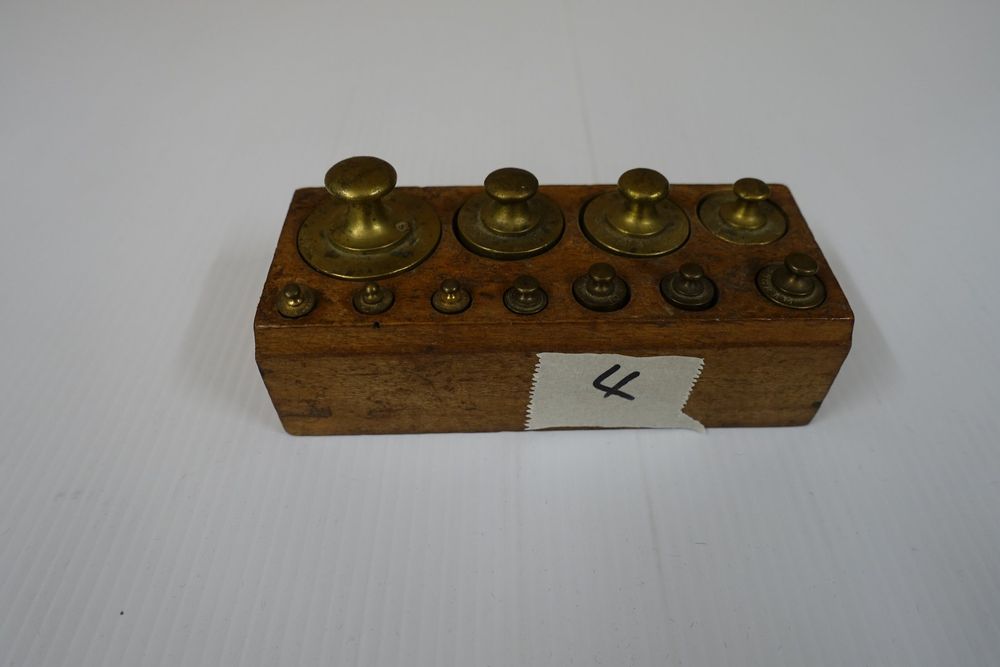 Gewichtssteine gepunzt11-teilig Waage Messing antik (Gebraucht) in Richigen für CHF 80 – mit ...