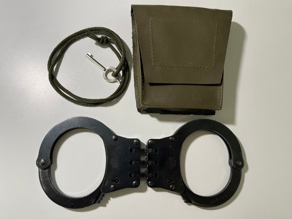 Hiatt Handschellen schwarz brüniert mit Etui Militär (Gebraucht) in Schlieren für CHF 70 – mit ...