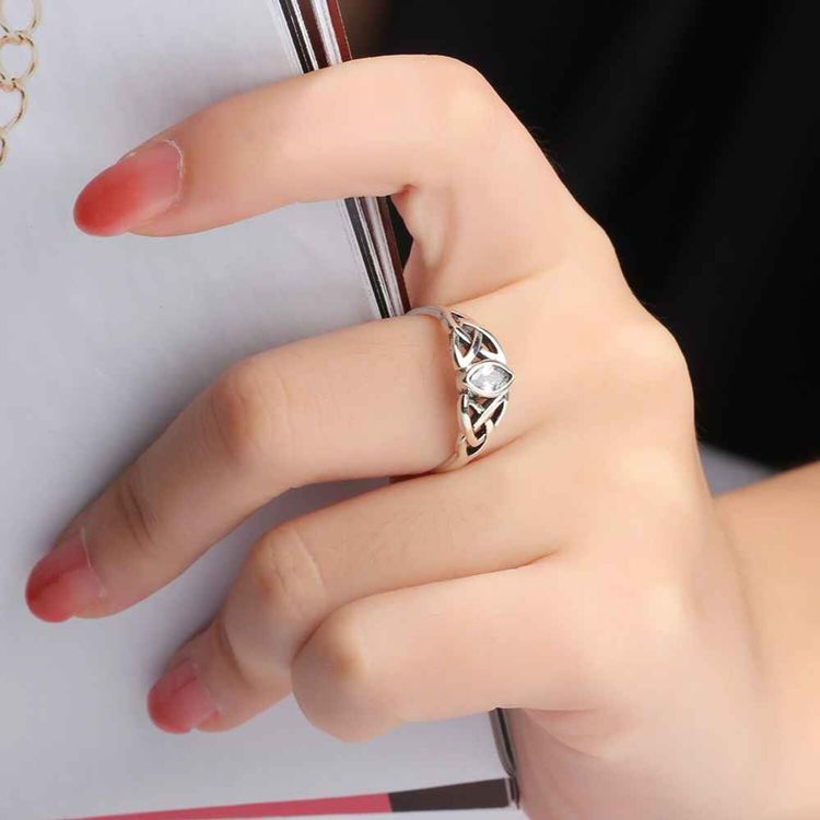 Fingerring mit Zirkonia Silber 53 (Neu und originalverpackt) in Ebikon für CHF 6.7 – mit ...