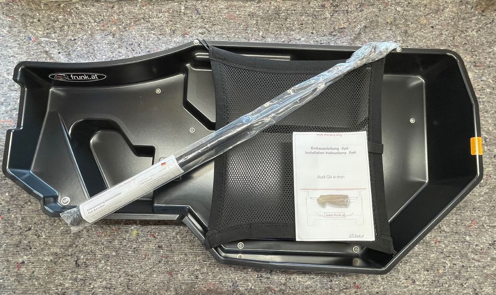 Set Audi Q4 e-tron frunk (Neu und originalverpackt) in Greppen für CHF ...