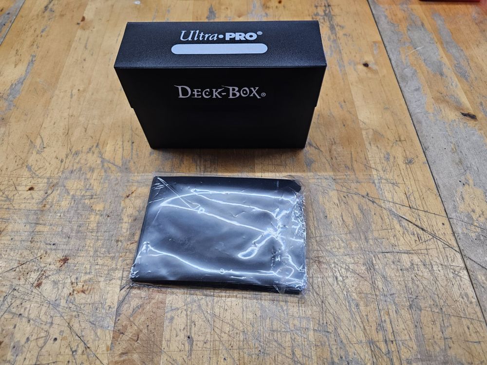 MTG Ultra Pro Oversize Karten Box mit Neuen Sleeves (Neu (gemäss ...