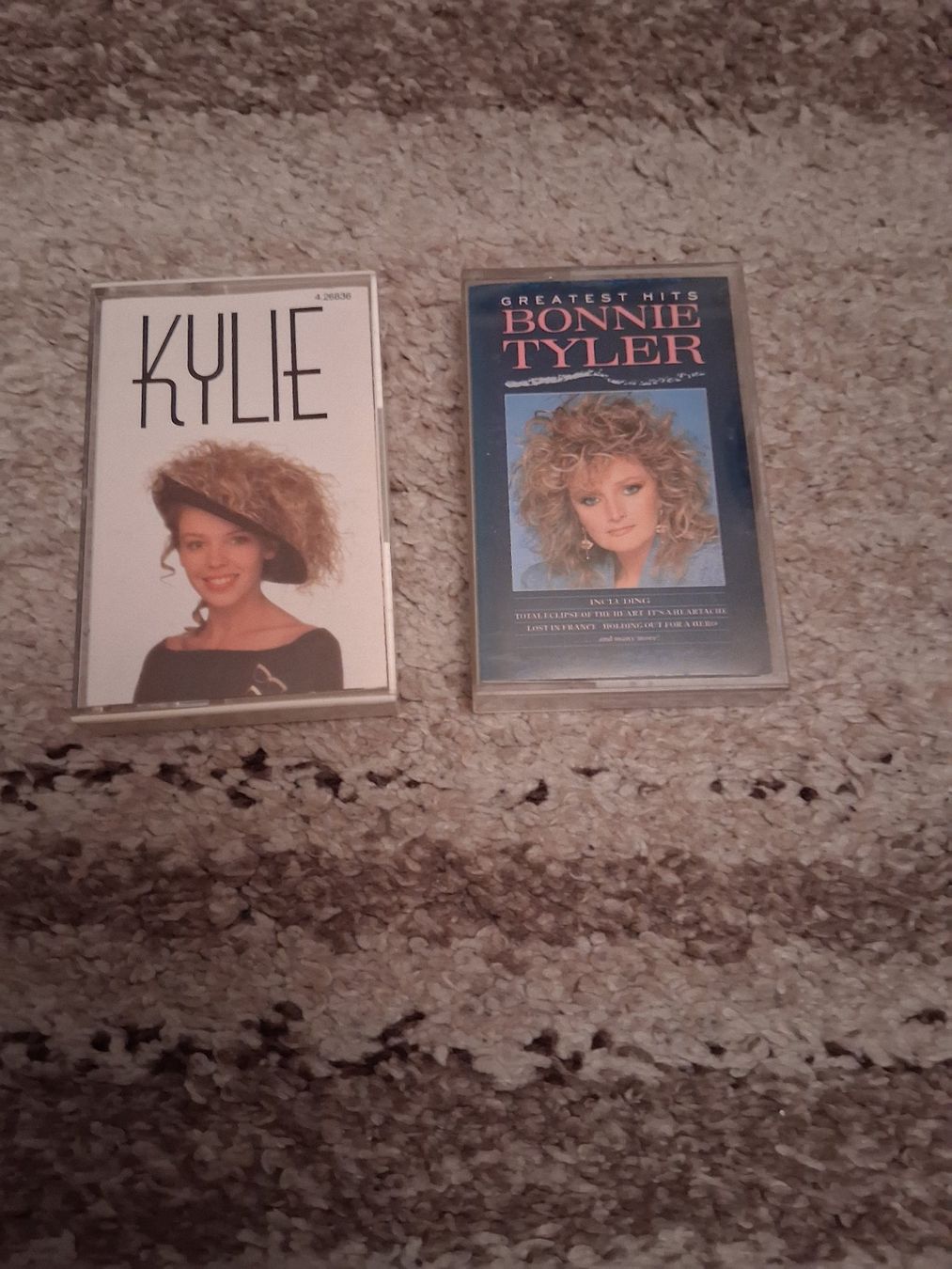 Lot de 2 cassettes audio vintage: Kylie, Bonnie Tyler! (D'occasion) à ...