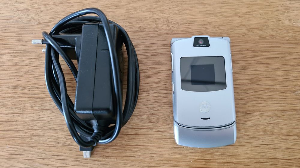 Vintage Motorola RAZR V3 VGA ZOOM 4X Flip Phone (Gebraucht) in ...