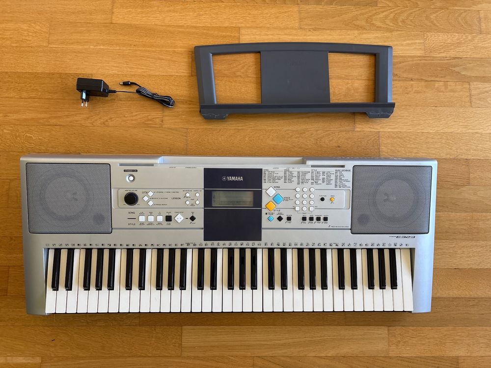 Yamaha Digital Keyboard PSR-E323 | Kaufen auf Ricardo