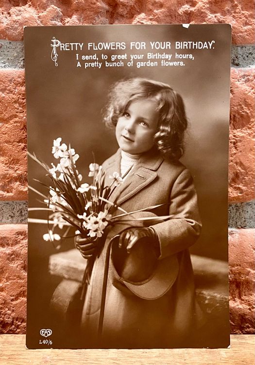 Antike Foto AK Kind - Junge mit Blumenstrauss aus England (Gebraucht) in Root für CHF 1 – mit ...