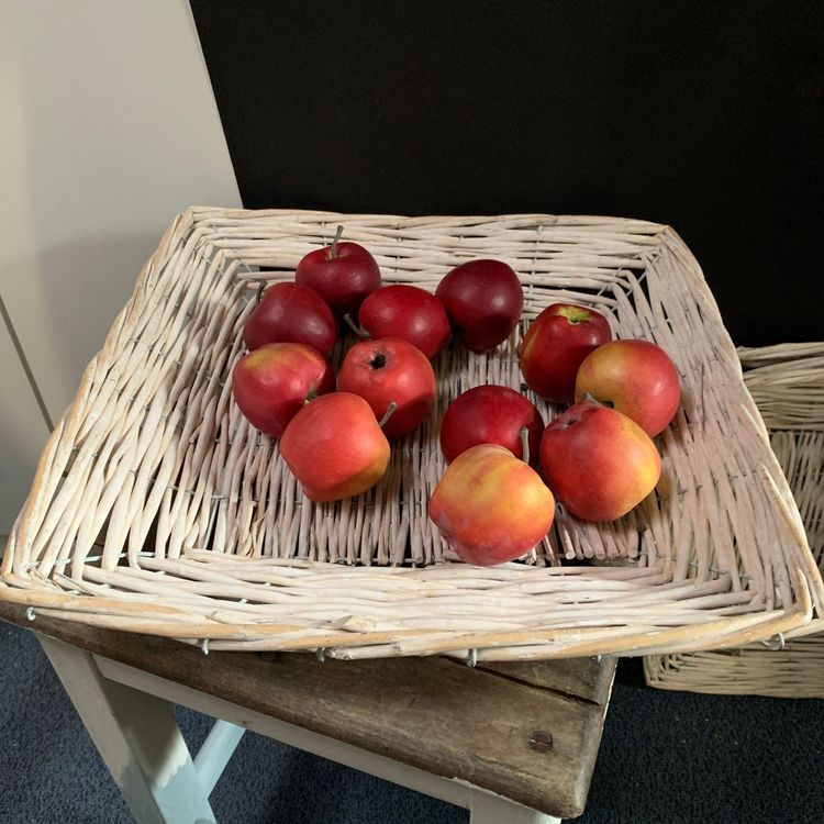 weisser relativ flacher Korb, noch 4x an Lager (Gebraucht) in St ...