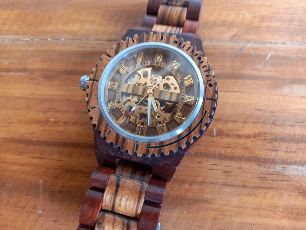 Uhr mit Automatikaufzug aus Holz mit römischen Ziffern (Neu und originalverpackt) in Lausanne ...