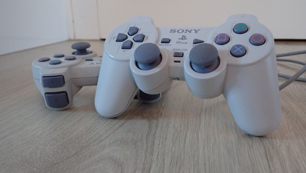 2x Sony Playstation PS One Controller Dualshock Analog | Kaufen auf Ricardo