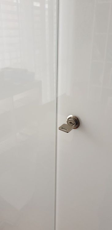 Weisser Hochglanz Schrank (reinhard Swiss made) mit Schloss (Gebraucht ...