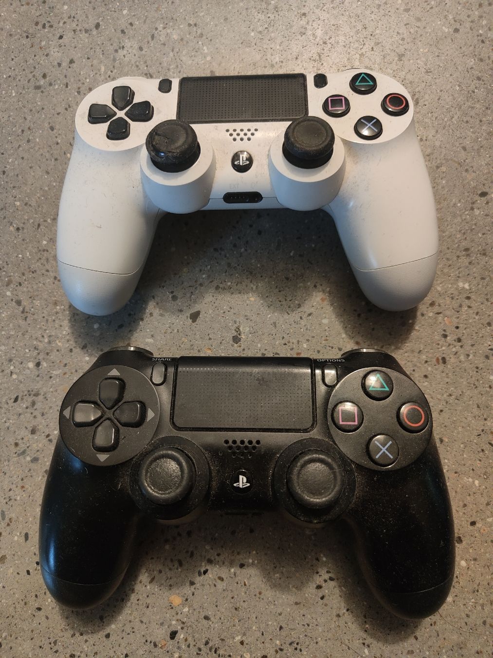 Sony Playstation 4 Weiss mit zwei Dualshock Controllern (Gebraucht) in Bern für CHF 68 – mit ...