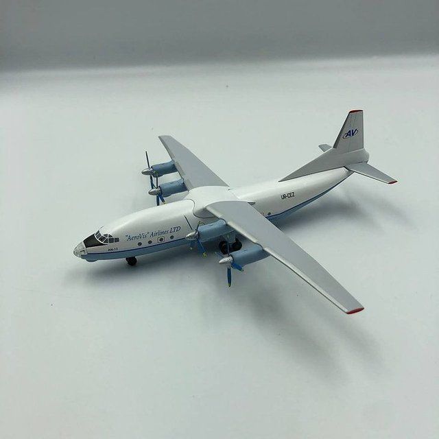 Antonov An-12 Aeroviz UR-CEZ 1/200 (Neu und originalverpackt) in ...