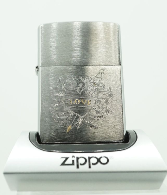 ZIPPO® LOVE SYMBOLS - ENGRAVED - 2019 - UNGEZÜNDET (Neu (gemäss Beschreibung)) in Mels für CHF ...
