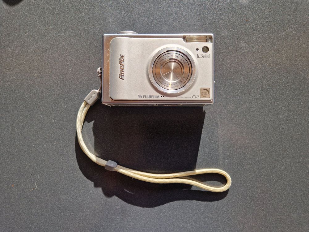 Fujifilm FinePix F10 6.3MP Super CCD Digital Camera (Gebraucht) in ...