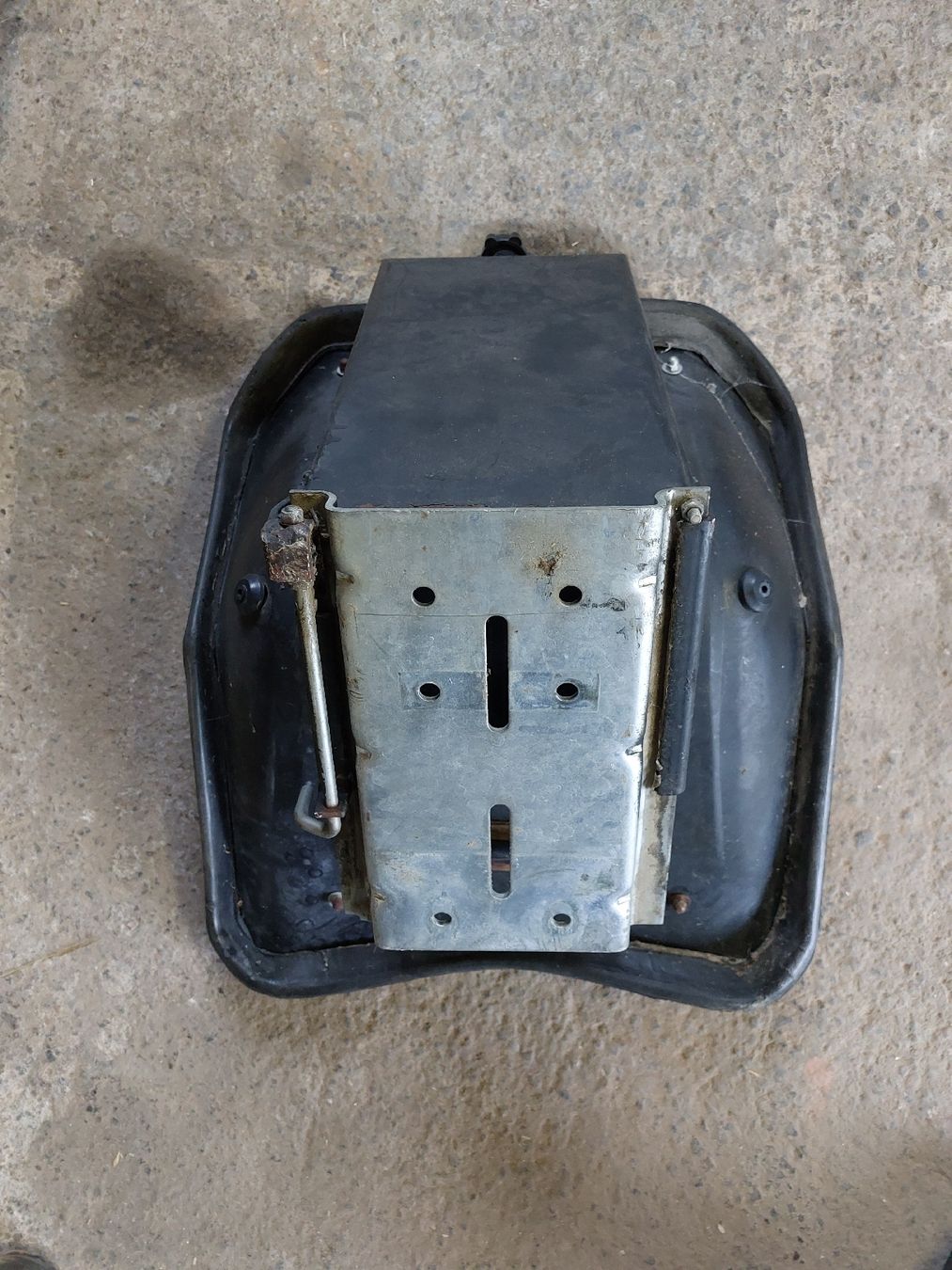 Sitz für Oldtimer Traktor, Zustand siehe Fotos! (Gebraucht) in ...