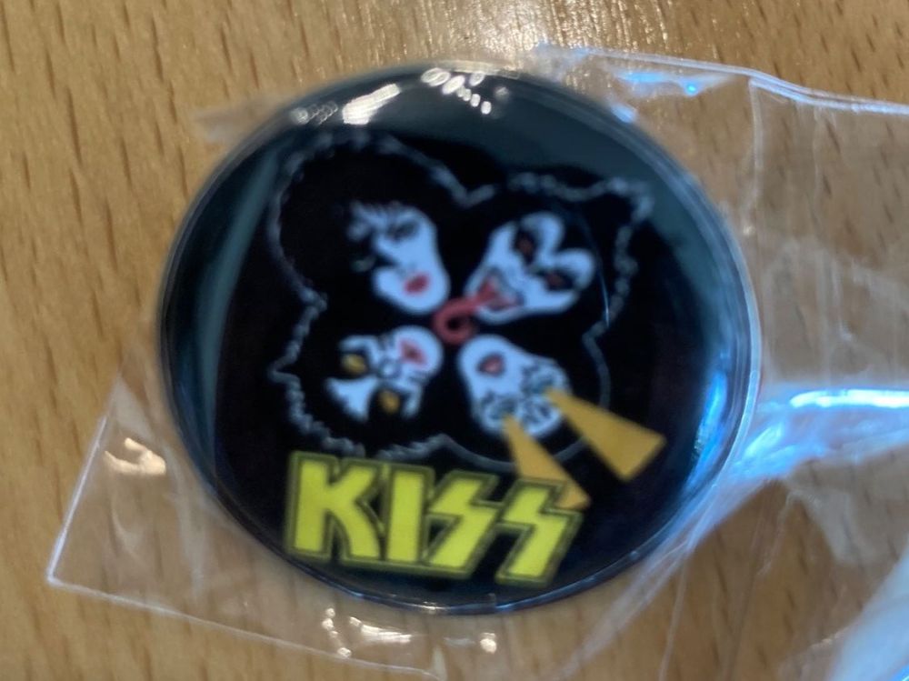 Kiss Pin Anstecker Punk Metal Rock Band (Neu (gemäss Beschreibung)) in ...