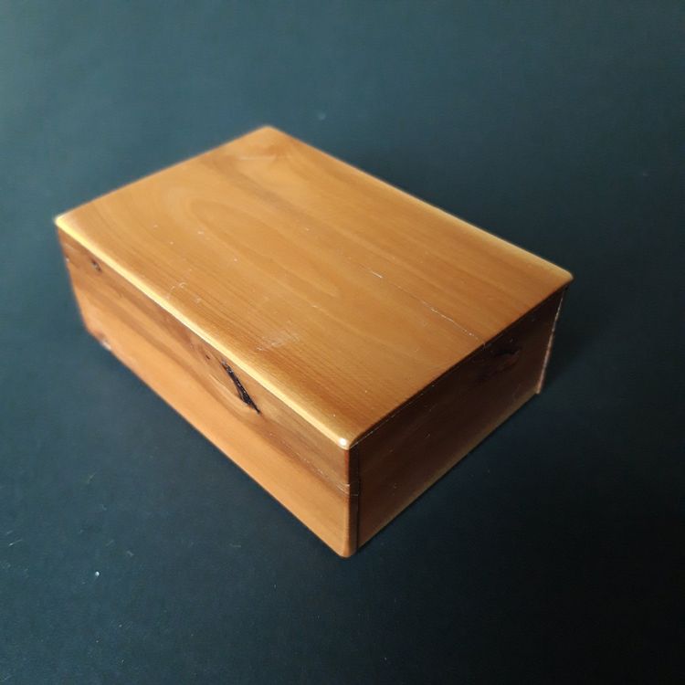 kleine Schachtel aus Eibenholz, handgemacht von Rose Newton | Kaufen ...