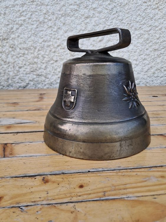Schöne Alte Glocke mit Edelweiss und Schweizerkreuz (Gebraucht) in ...
