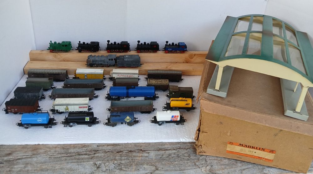 Märklin Bahnhofshalle 424 B mit Lokomotiven und Wagen (Gebraucht) in ...