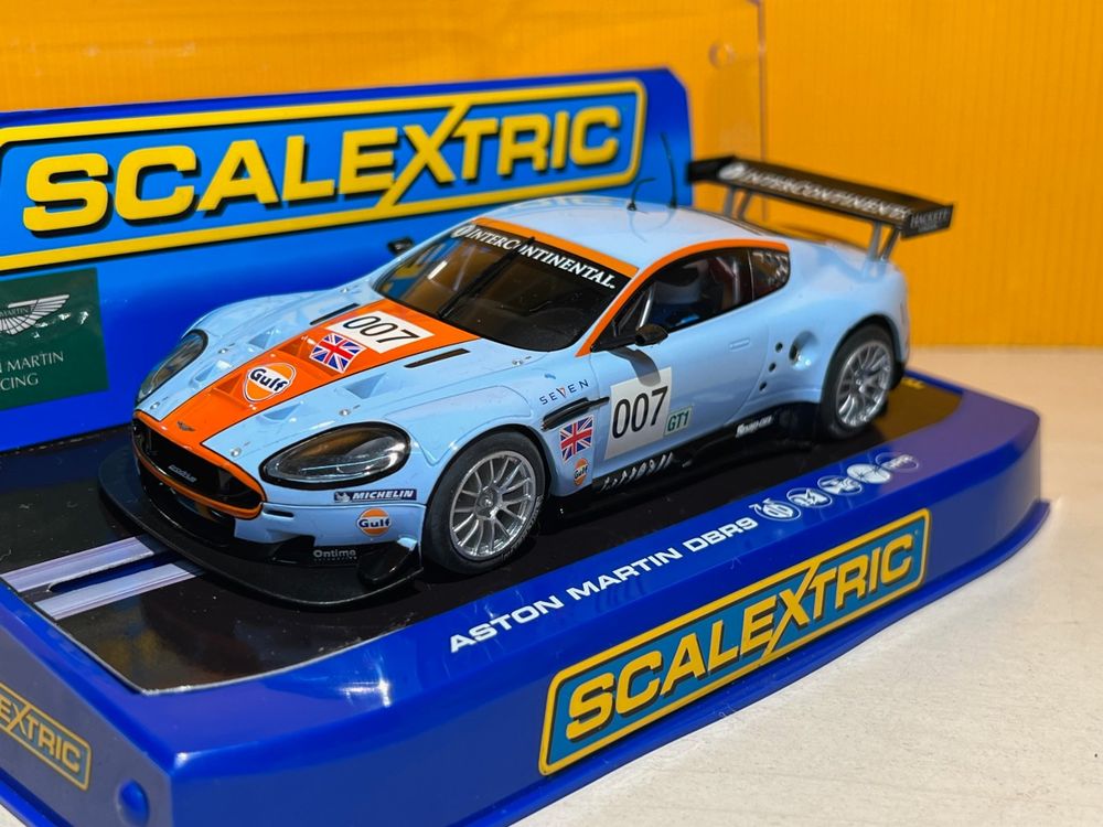 ASTON MARTIN DBR9 «007 Gulf Livery» Scalextric 1:32 | Kaufen auf Ricardo