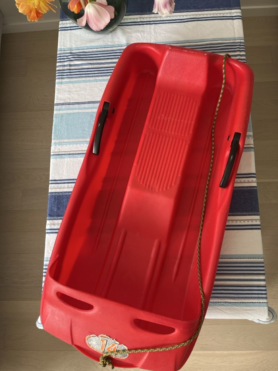 Red toboggan for winter fun - Snow Sled. Luge rouge. (D'occasion) à ...