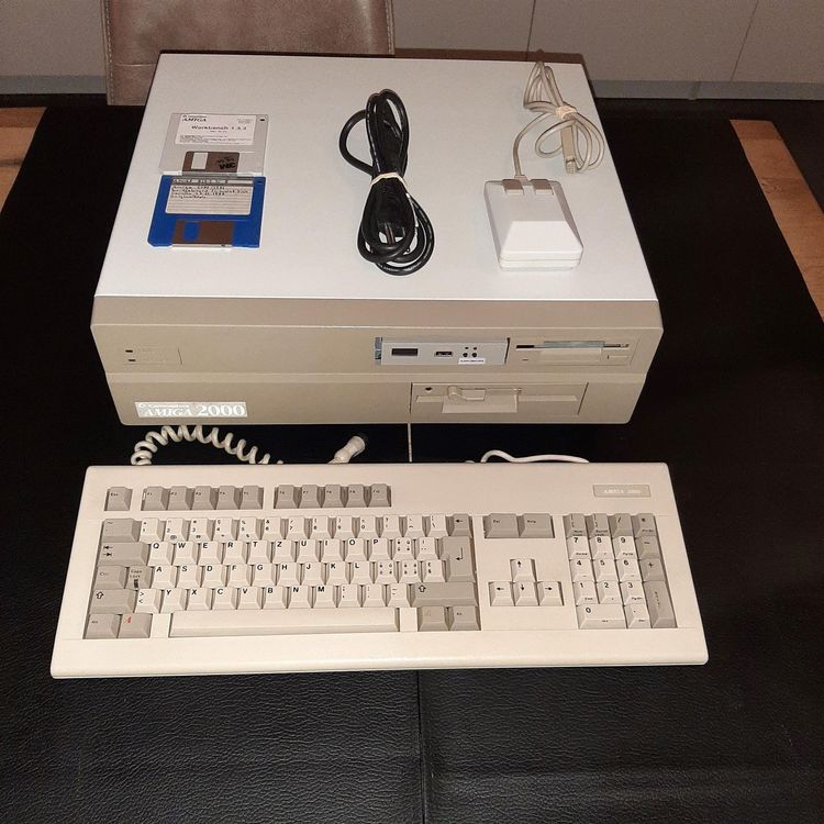 Amiga 2000 mit 2 Laufwerken + PC Karte | Acheter sur Ricardo