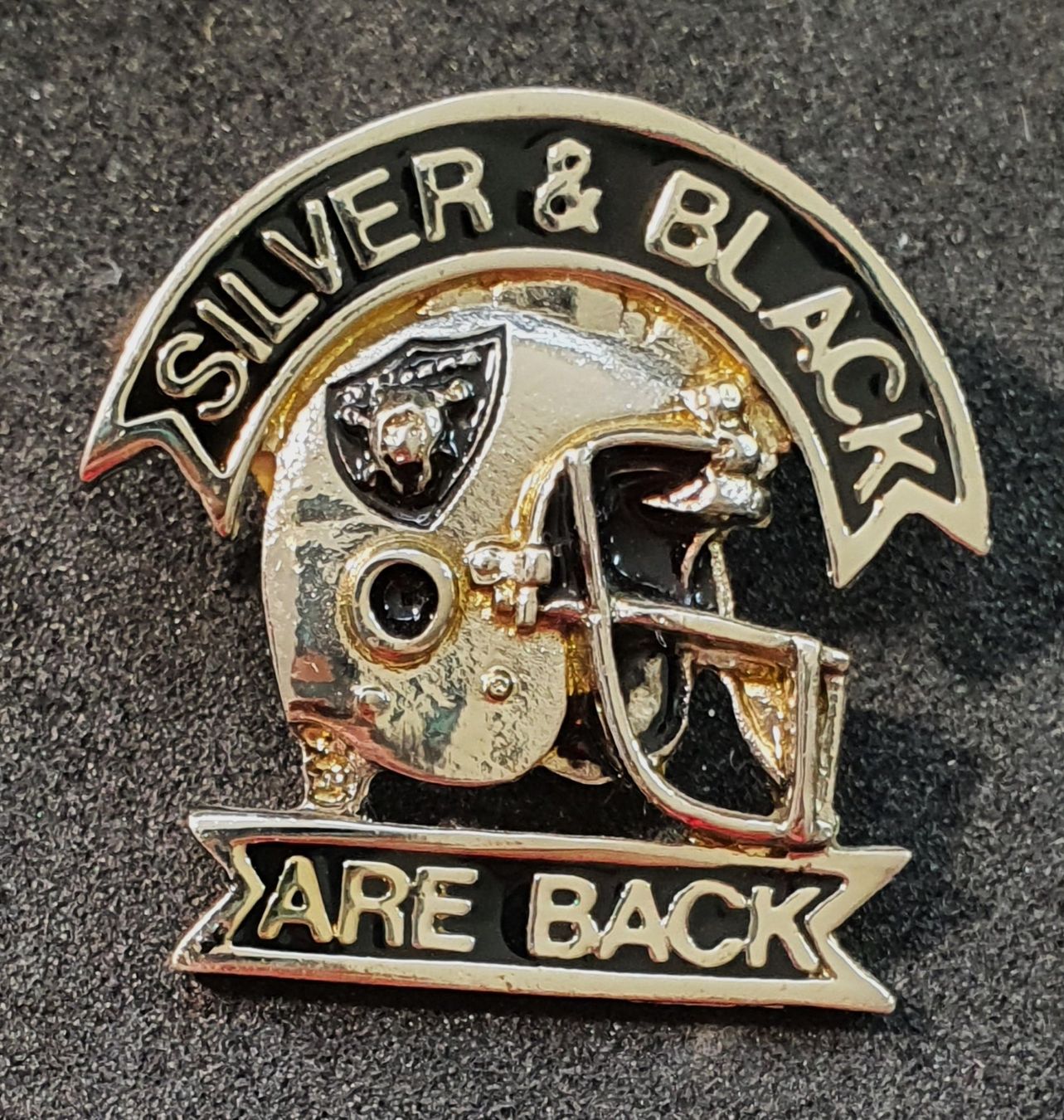 BB069 - Pin SILVER & BLACK ARE BACK NFL Helm (Gebraucht) in Reinach BL für CHF 4 – mit Lieferung ...