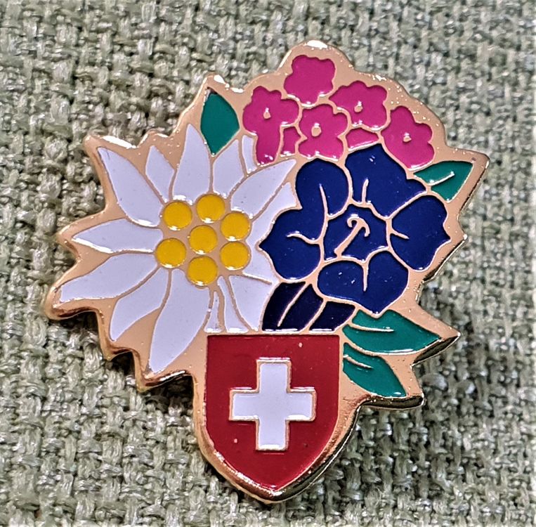 N955 - Pin Schweiz Edelweiss Enzian Aplpenrosen (Gebraucht) in Reinach BL für CHF 2 – mit ...
