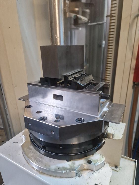 EROWA Multi Robot (PC210) + YCM TV146A 5.-Achs-Fräsmaschine (Gebraucht ...