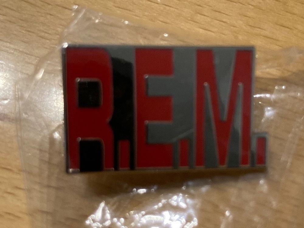 R.E.M. Pin Anstecker Punk Metal Rock Band (Neu (gemäss Beschreibung ...