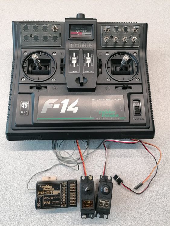 Robbe Futaba F-14 Fernsteuerung mit Empfänger und 2 Servos (Gebraucht ...