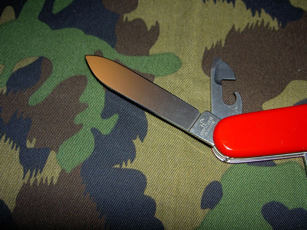 Rotes Sackmesser Victorinox mit Säge und einem Gebäude. NEU (Neu und ...
