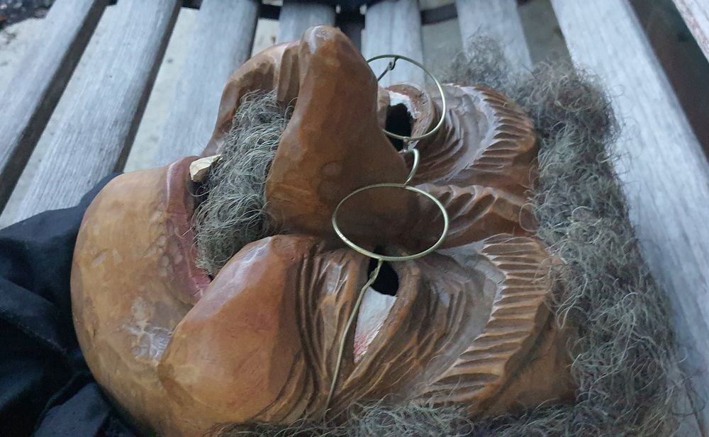 2 alte Holzmasken Tragmasken Flumser oder Krienser ? (Gebraucht) in ...