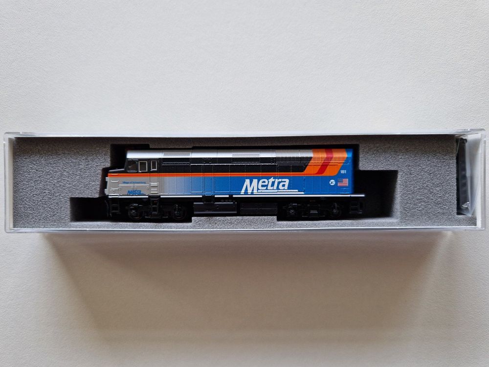 Kato Chicago Metra Village of Schaumburg #181 EMD F40PH DCC (Neu und ...