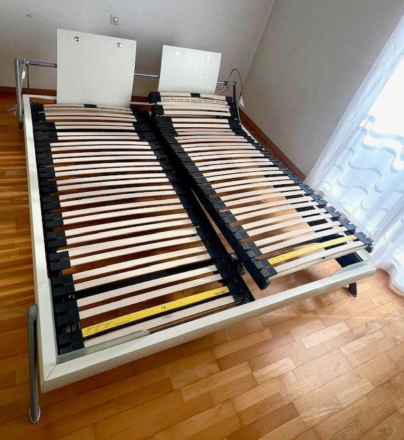 Doppelbett aus Holz, weiss lackiert inkl. verstellb. Rost (Gebraucht ...