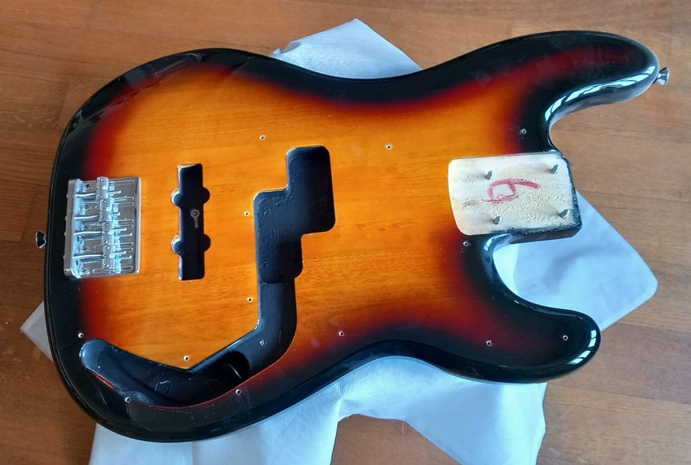 Squier Bass Body (Gebraucht) in Lotzwil für CHF 60 – mit Lieferung auf ...
