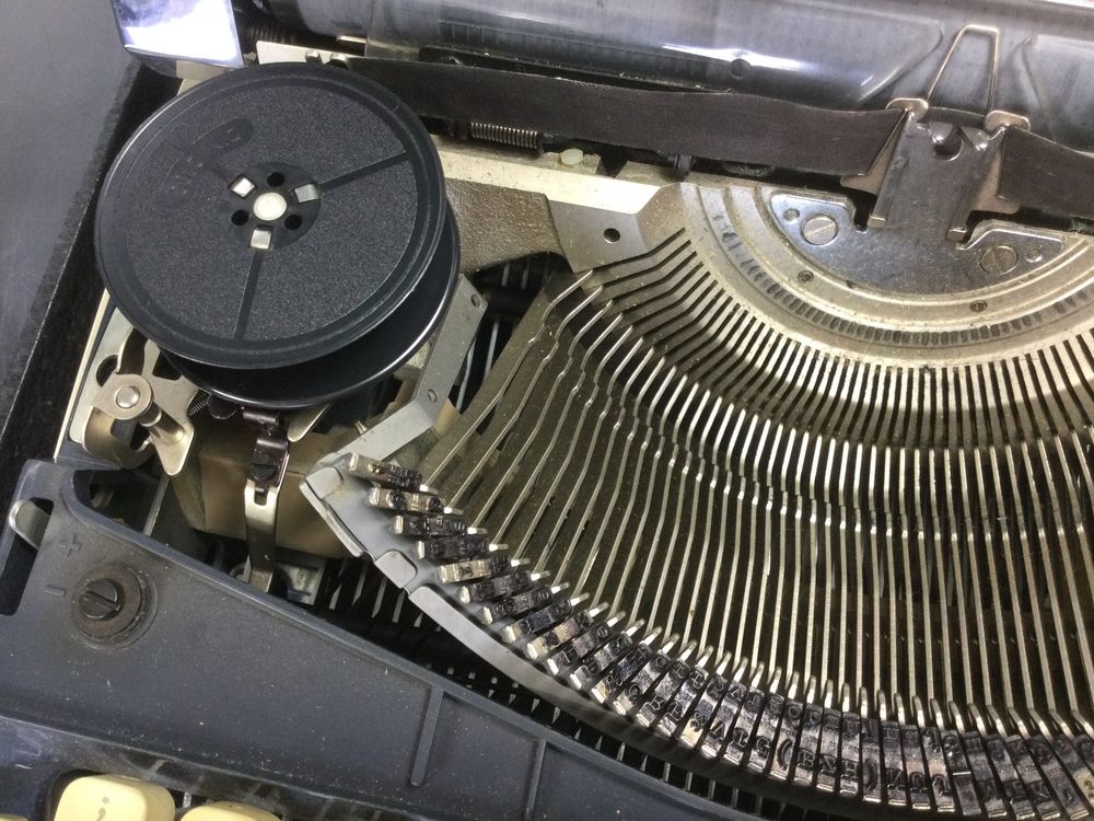 Alte Adler Schreibmaschine Vintage Klassiker mit Koffer (Gebraucht) in ...