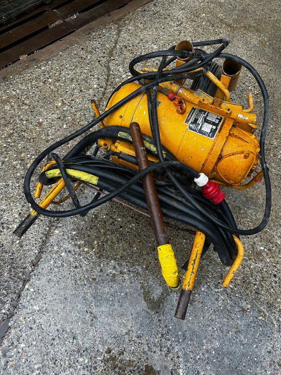 Betonumformer mit Beton fibrier Nadel zu Bagger (Gebraucht) in ...